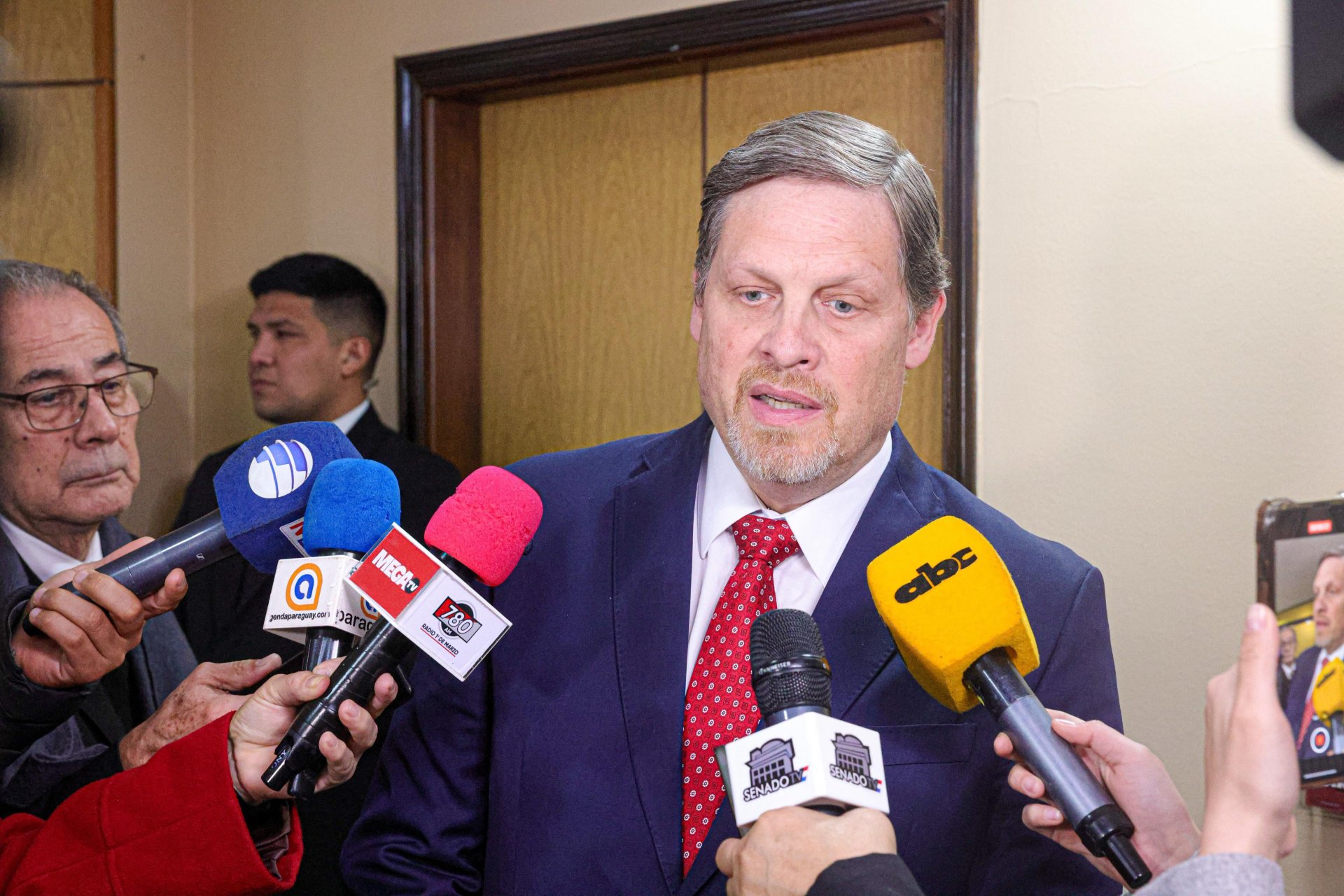 Líder de bancada HC en Senado asegura que Hugo Meza "no pertenece a ...