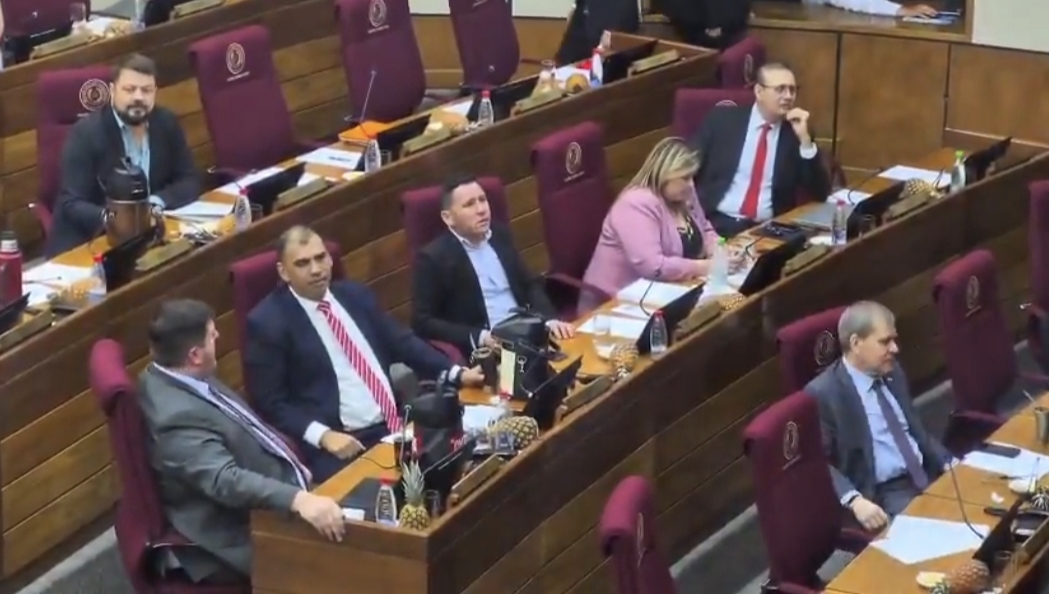 Distendido y mascando chicle, así volvió "Chaqueñito" Vera al Senado ...