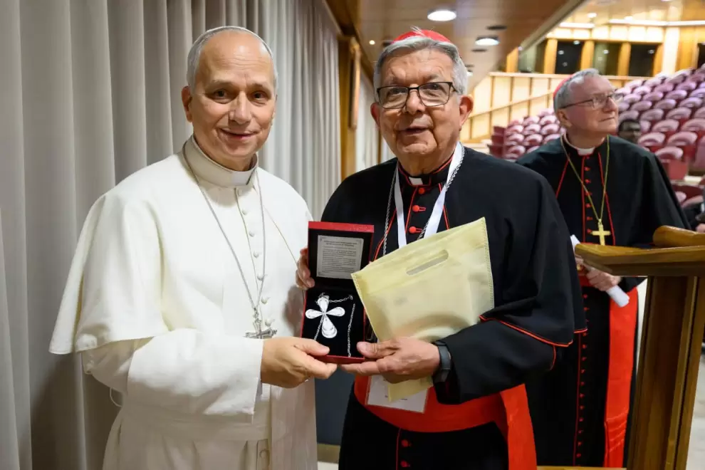 Cardenal Martínez Flores obsequia cruz de filigrana paraguaya al Papa ...